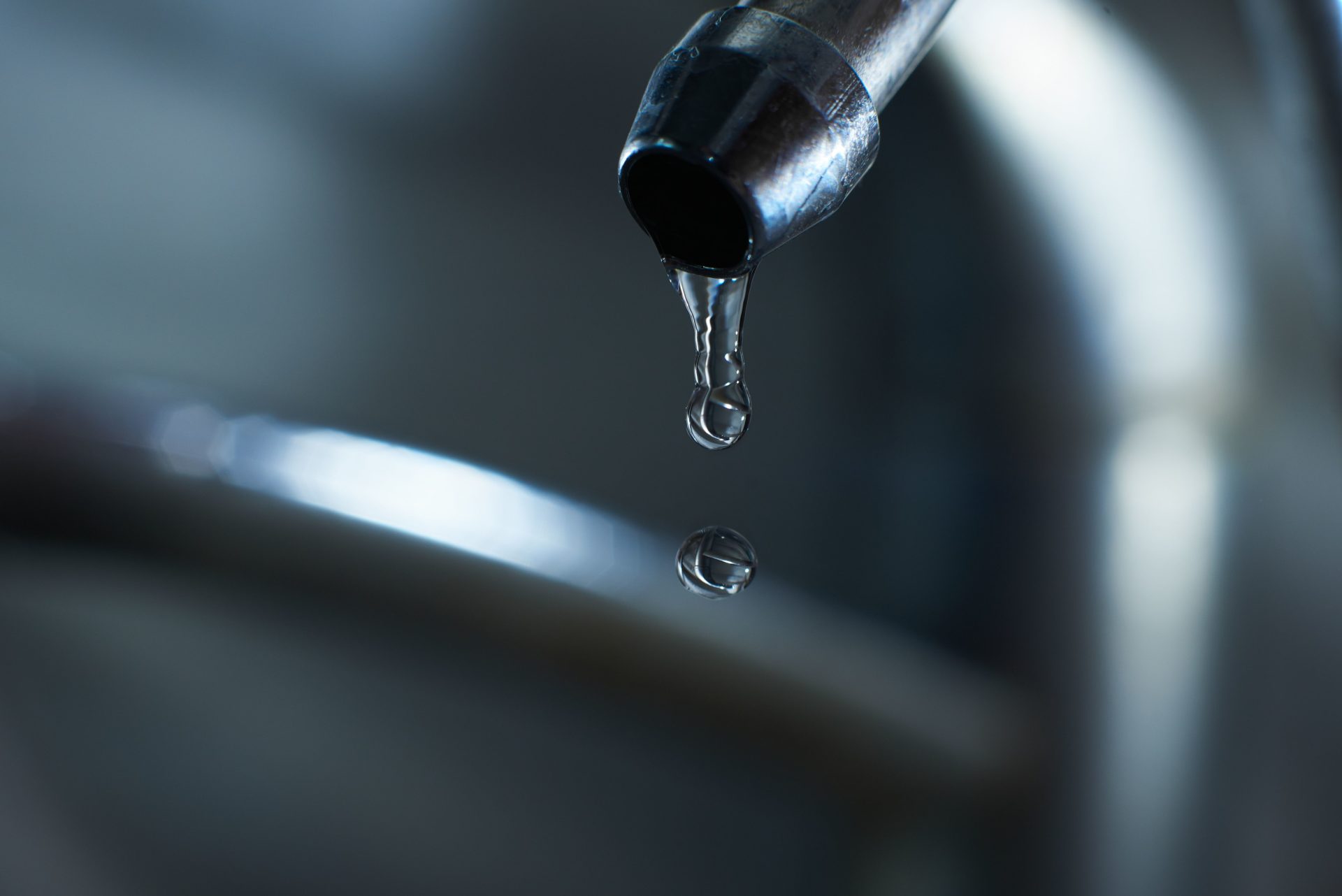 Wasserhahn aufdrehen - In welche Richtung ist es richtig? | Badefroh.de